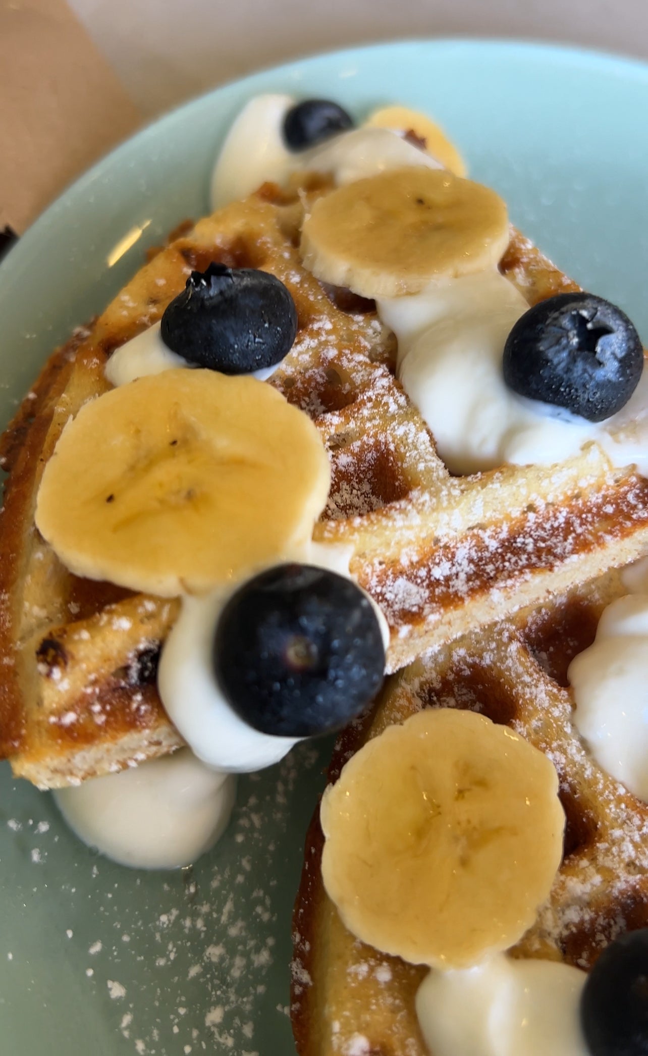 Waffles de Café con Banano y Arándanos | Receta Buena Vibra